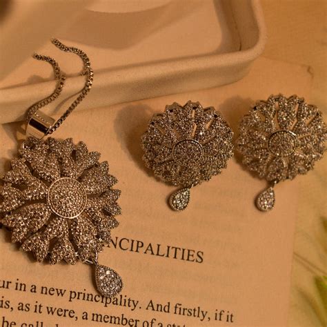 Gorgeous Unique Design Crystal Stones Necklace Set For Girlswomen