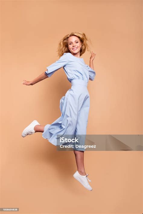 매력적인 꽤 부주의 신선한 여성 다행 좋은 멋진 숙 녀 점프의 세로 전체 크기 몸 길이 스튜디오 사진 초상화 파스텔 밝은 선명한 색상은 배경에 고립 여자에 대한 스톡 사진