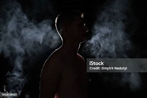 남자의 실루엣 어둠 속의 남자들 연기 증기 어두운 방에 있는 남자 35 39세에 대한 스톡 사진 및 기타 이미지 35 39세