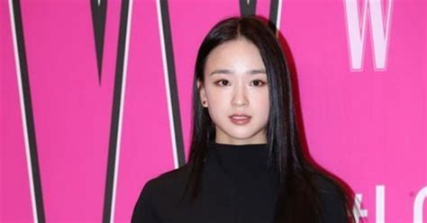 ‘9살 연상 금융인♥ 손연재 결혼후 더 과감해진 미니드레스 “고혹적”