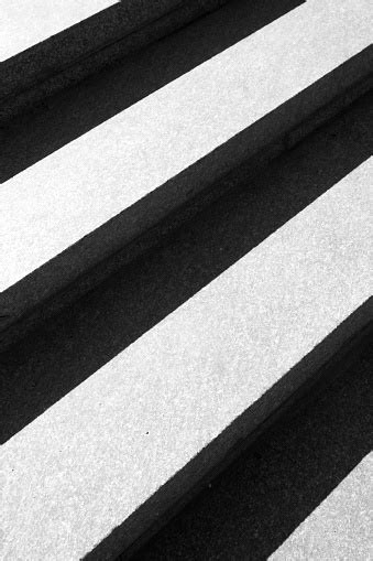 계단 자국 닫습니다 미니 멀 스타일에 흑백 배경입니다 빛과 그림자의 대칭 라인입니다 추상적인 배경 0명에 대한 스톡 사진 및 기타 이미지 Istock