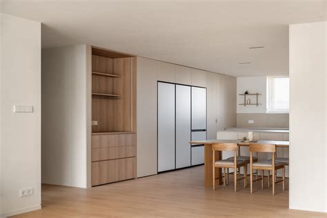 홈파베르 · 아파트인테리어 목동인테리어 강남인테리어 양쪽으로 열리는 히든도어가 있다 인테리어 히든도어 아파트인테리어 피봇힌지 Instagram