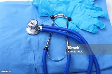 청진 기 의료 및 장갑 블루 유니폼 의사에 누워 닫습니다 의료의 저장소 악기와 악기 치료사의 작업 공간 혈압 측정의 물리적 개념 개념과 주제에 대한 스톡 사진 및 기타