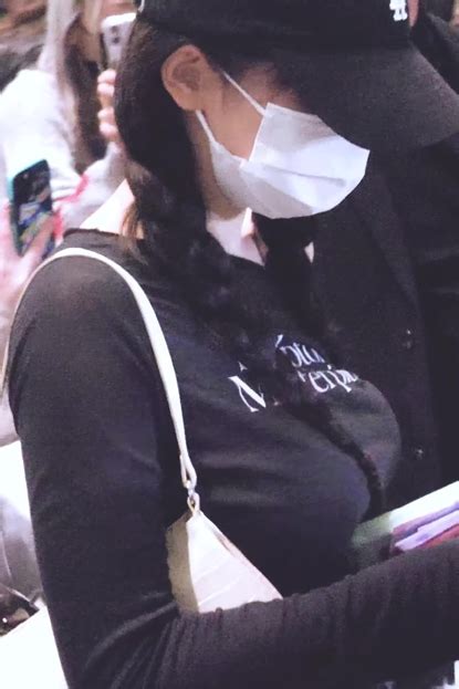 참하게 출국하는 에스파 카리나 움짤