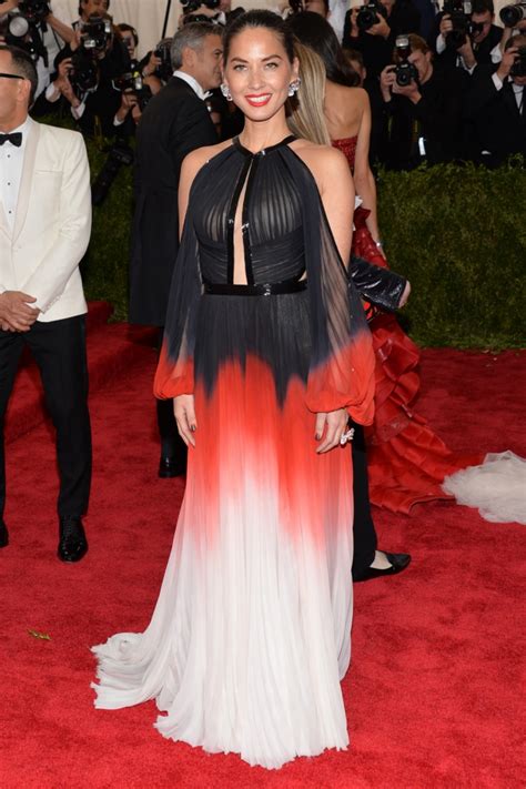 Met Gala 2015 Olivia Munn Elegante Y Sofisticada