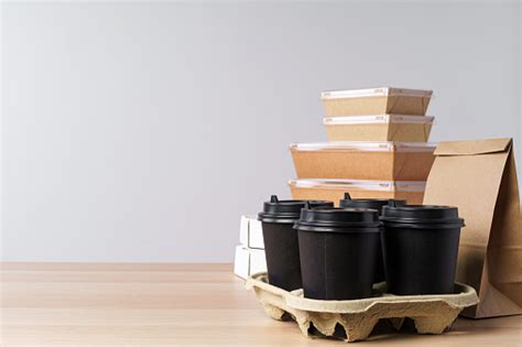 밝은 회색 배경에 많은 다양한 테이크 아웃 식품 용기 피자 상자 커피 컵과 종이 봉투 0명에 대한 스톡 사진 및 기타 이미지 0명 가방 공란 Istock