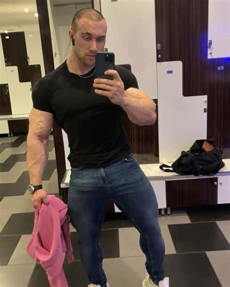 Locker Room R Hotguysworkingout