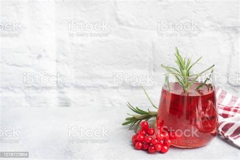 유리 컵에 붉은 비버넘의 열매에서 음료 차가운 추위에 대한 비타민 C와 베리 콤포트 공간을 복사합니다 0명에 대한 스톡 사진 및 기타 이미지 Istock