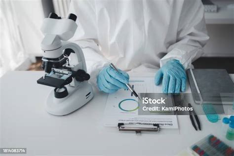 화학 반응을 위한 화학 연구를 수행하는 실험실 실무자가 화학 실험을 수행하고 환자의 혈액 샘플을 검사합니다 의학 및 연구 개념 30 34세에 대한 스톡 사진 및 기타 이미지