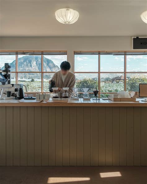 스팟에디터 카페•인테리어 요즘 가볼만한 마포and용산 신상 숍and카페 💎 오프아우어 유리와 도자 소재의 소품과 피크닉 매트 가방 등 감각적인 라이프스타일 제품을 선보이는