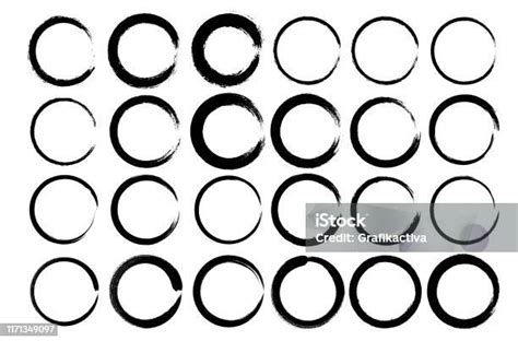 불규칙한 스트로크가 있는 벡터 원 세트입니다 둥근 브러시 스트로크 다른 두께와 스트로크 스타일 원형에 대한 스톡 벡터 아트 및