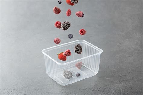 냉동 베리는 회색 콘크리트 배경의 플라스틱 상자에 속합니다 쟁반에 대한 스톡 사진 및 기타 이미지 쟁반 투명한 결정체 Istock