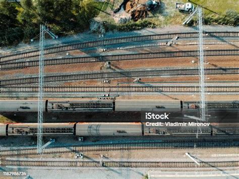 튜브 기차 창고 아래를 내려다 보는 공중 무인 항공기 사진 디젤 엔진 기차 맨 위 보기 0명에 대한 스톡 사진 및 기타 이미지 Istock