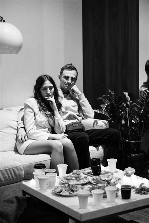 Создать мем женщина пётр смирнов видеограф 89263977335 парень и девушка в ресторане