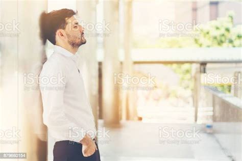 잘생긴 남자 서 있는 동안 흰색 셔츠를 착용 똑똑한 사람과 비즈니스의 개념입니다 경영자에 대한 스톡 사진 및 기타 이미지 경영자 균형 긍정적인 감정 표현 Istock
