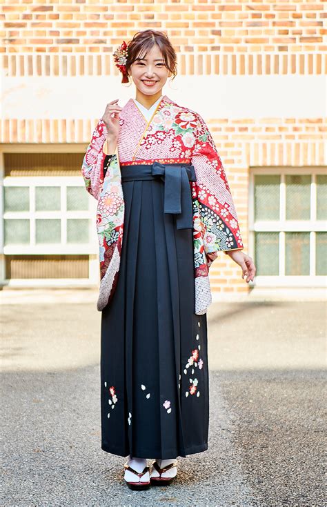 着物赤色 匹田に牡丹柄着物 袴黒色 桜ちらし刺 袴 卒業袴のレンタルはマイム