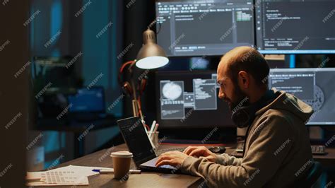 Joven Desarrollador Masculino Escribiendo Código De Servidor En Múltiples Pantallas Usando