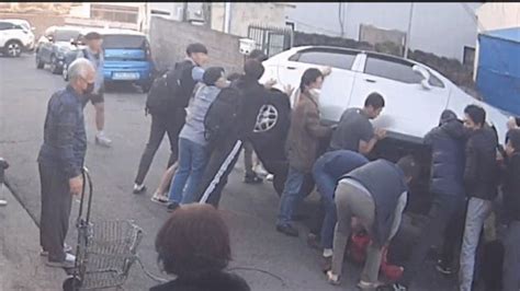 무면허 음주운전 차량에 깔린 할머니시민들이 차 들어올려 구조 파이낸셜뉴스