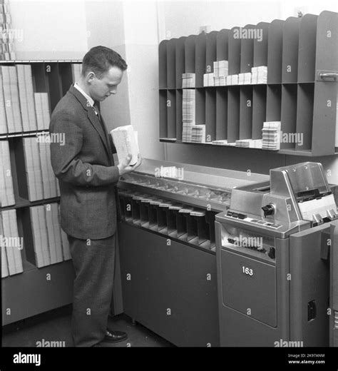 man at sorting machine for hole cards of model ibm 83 varieties stock