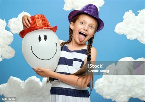 여자 면 구름 흰색에 어 벌 룬 여름 및 행복의 개념와 파란색 배경에 포즈 스트라이프 드레스와 컬러 모자 입고 감정에 대한 스톡 사진 및 기타 이미지 Istock