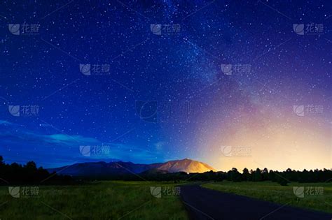 夜晚山星星星系空的暗色行星背景夏天天空