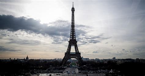 Гасят Айфеловата кула в Париж по рано заради енергийната криза Новини от Бургас и региона