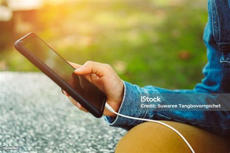 여자 손 자연과 스마트폰을 사용 하 여 그린 아름 다운 배경 비즈니스 금융 무역 재고 Maket 및 소셜 네트워크 개념 개념에 대한 스톡 사진 및 기타 이미지 Istock