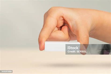 마이너스 사인 손에 회색 배경에 아이의 손에 흰색 마이너스 기호 무언가의 빼기 또는 감소 제거 빼기 또는 감소 프로젝트 또는 디자인에 붙여넣기에 적합 개념에 대한 스톡 사진