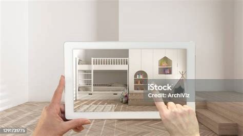 증강 현실 개념 쪽모이 세공 바닥 현대 어린이 침실빈 인테리어에서 가구 및 디자인 제품을 시뮬레이션하는 데 사용되는 Ar 응용 프로그램과 손 잡고 태블릿 0명에 대한 스톡