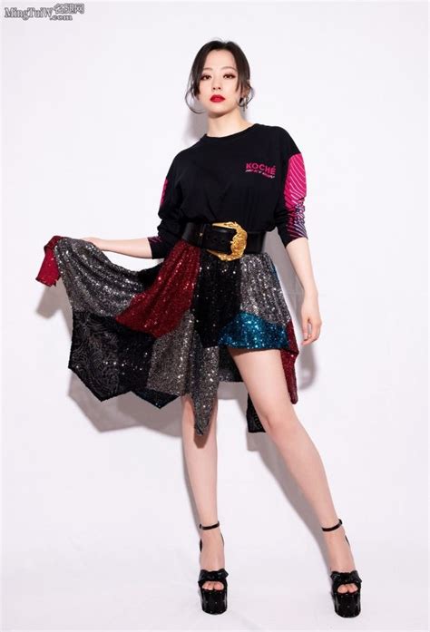 张靓颖脚踩恨天高美腿迷人（17） 图片 名腿网