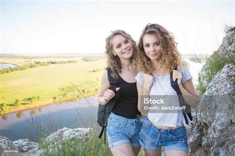 국경 없는 세상 산에서 두 여자의 멋진 여행 자유행복 한 부부 응원과 축 하 산 꼭대기에 있는 석양과 등산을 즐기는 등산객 건강한 생활방식에 대한 스톡 사진 및 기타 이미지