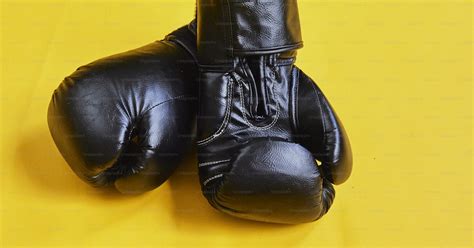 노란색 배경에 검은 권투 장갑 한 켤레 사진 Unsplash의 권투 글러브 이미지