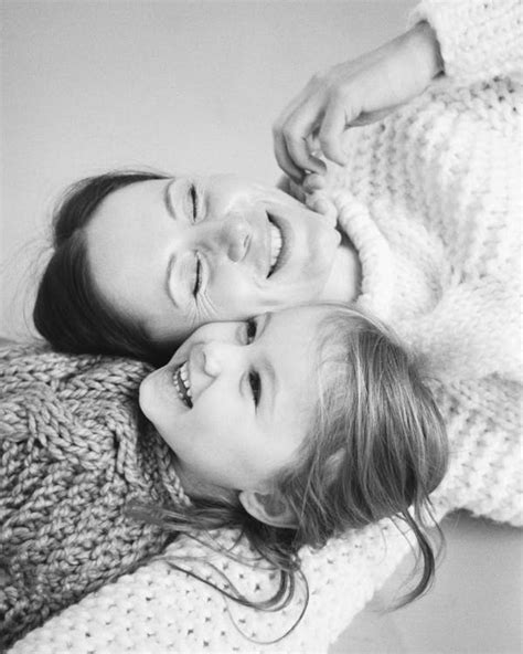 Mère Et Fille Partageant Un Moment De Bonheur · Photo Gratuite