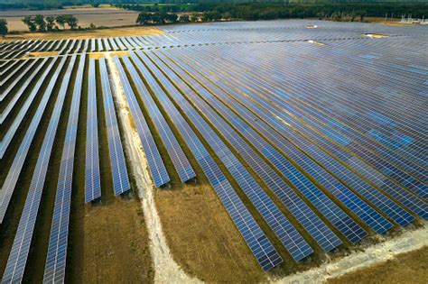 청정 전기 에너지를 생산하기 위한 많은 태양광 전광 패널이 있는 대규모 지속 가능한 전력 발전소의 공중 보기 제로 배출 개념을 가진 재생 가능 전기 0명에 대한 스톡 사진