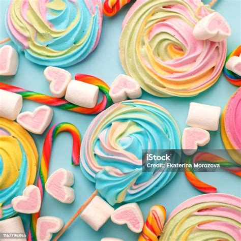 다양한 다채로운 사탕으로 만든 여러 가지 빛깔의 배경 텍스트 파티 캔디 바 어린 시절 생일 컨셉을위한 공간 0명에 대한 스톡 사진 및 기타 이미지 Istock