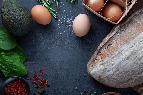 요리에 대한 비그리드 신선한 유기농 채소 글루텐 프리 빵 에코 에그 파슬리 복사 공간이있는 어두운 돌 배경에 봄 야채 플랫 레이 건강한 음식 개념 0명에 대한 스톡 사진 및