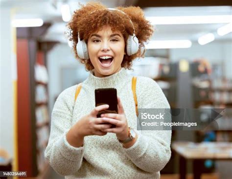 대학생 여성 및 문자 메시지를위한 전화 음악 스트리밍을위한 도서관 및 헤드폰 행복하고 온라인 gen z 소녀 스마트 폰 및