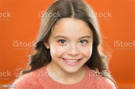 모델처럼 미소 건강한 흰색 미소를 가진 어린 소녀 쾌활한 얼굴에 예쁜 미소를 가진 작은 아이 행복한 미소와 사랑스러운 뷰티 모델