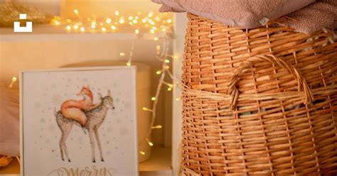 베개와 담요로 가득 찬 고리 버들 바구니 사진 Unsplash의 무료 갈색 이미지