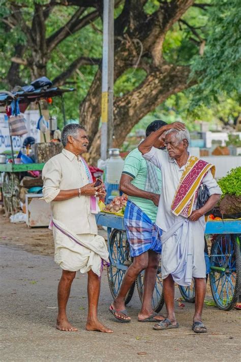 Tres Indios En La Calle En Puttaparthi Fondo Una Vendedora De Verduras