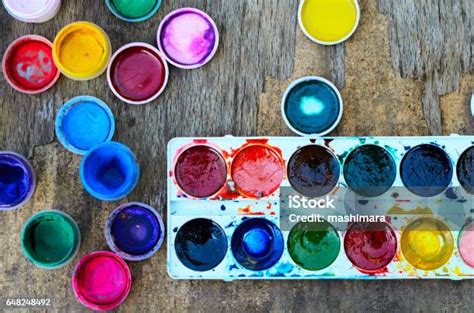 구 아 슈 물감과 수채화 오래 된 나무 배경에 드로잉 예술 도구 집합입니다 창조적인 작업을 위한 도구입니다 다시 학교 및 크리에이 티브 아트의 개념입니다 최고의 볼 수