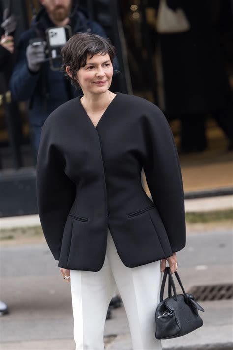 Приталений жакет улюблена річ знаменитостей цього сезону Читайте на Ukr Net