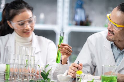 화장품 화학 연구 의료 자연의 잎과 녹색 초본 오일 기술의 화학 생명 공학 과학의 안경 튜브에서 유기 식물 실험 시험의 의학 생물학 실험실 2명에 대한 스톡 사진 및 기타
