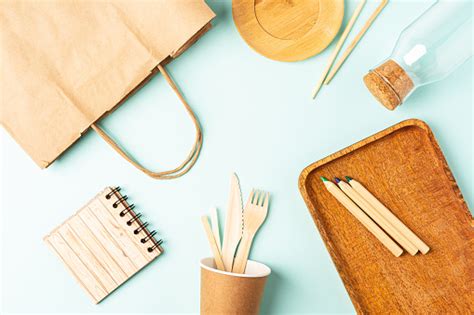 크래프트 백 유리 항아리 및 재활용 식기 탑 뷰 플랫 레이 제로 폐기물 친환경 천연 유기 플라스틱 무료 개념 칼붙이 지구 복사 공간으로 민트 배경에서 생분해성 0에 대한