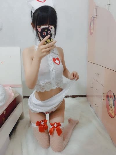 这套护士制服真的好透，丁字裤夹得小穴好爽。 好想破 Tumbex