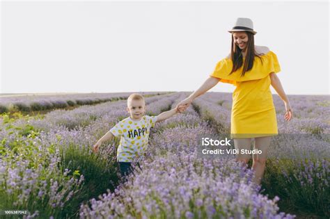 보라색 라벤더 꽃 초원 필드 배경 나머지 노란색 드레스 도보에 젊은 여자 작은 귀여운 아이 아기 노는 재미가 있다 어머니 작은 아이 아들 가족의 날 부모 어린이 개념입니다