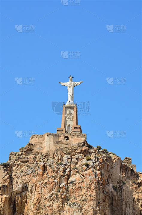蒙塔古多伊斯兰城堡上的耶稣雕像