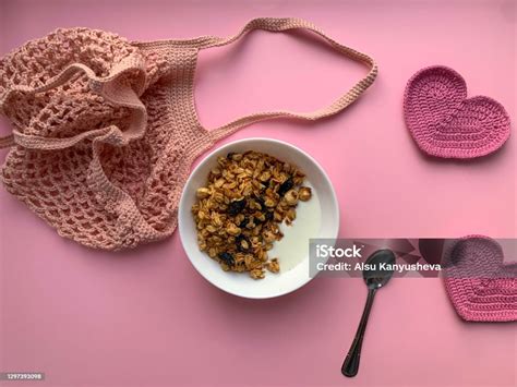 숟가락 쇼핑백 분홍색 배경에 하트 모양의 머그컵 스탠드가 있는 홈메이드 그래놀라 건강한 채식 주의 아침 식사의 개념 적절한 영양 상단의 뷰 0명에 대한 스톡 사진 및 기타