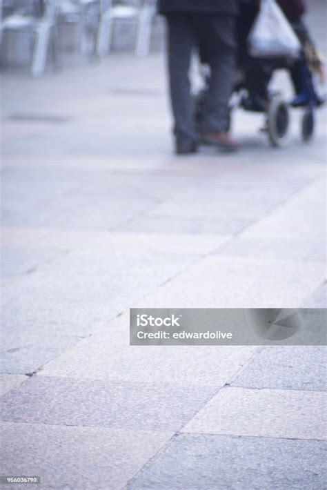 바쁜 도시의 도시 쇼핑 거리 보도 포장에에서 산책 하는 사람들 High Street에 대한 스톡 사진 및 기타 이미지