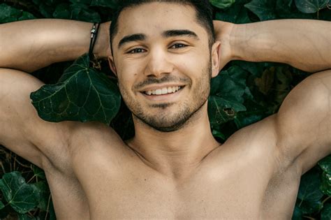 Pria Muda Yang Cantik Dengan Tanaman Tropis Foto Stok Unduh Gambar Sekarang 20 24 Tahun 20